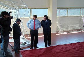 Ministro MOP Muestra Despliegue de la Gran Bandera | Dirección de ...